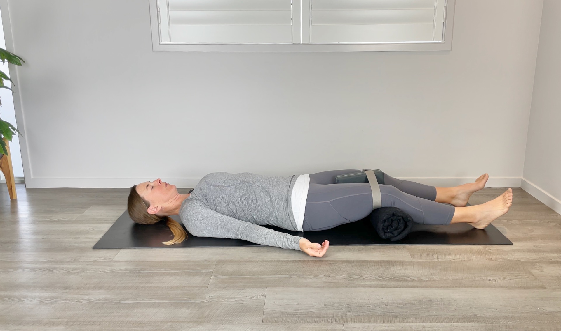 Savasana 05 Leg loop | Yoga Digest